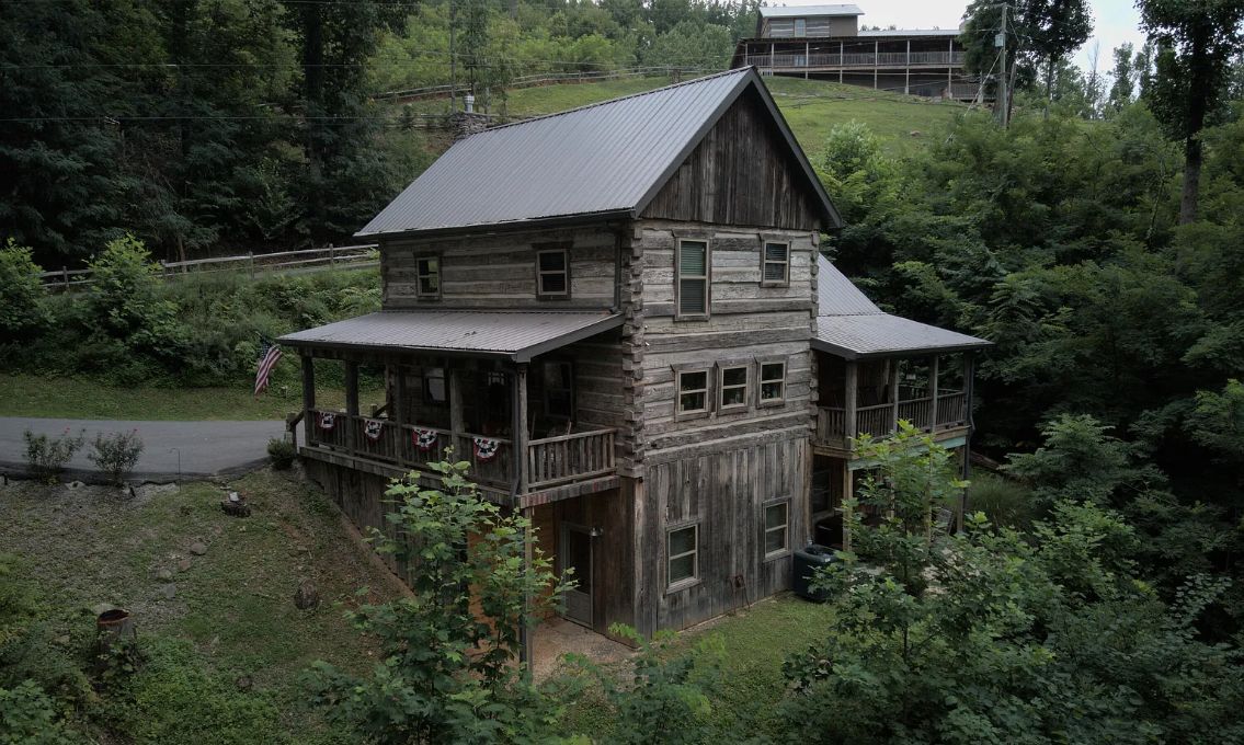Gatlinburg Cabins - Barnwood Ridge