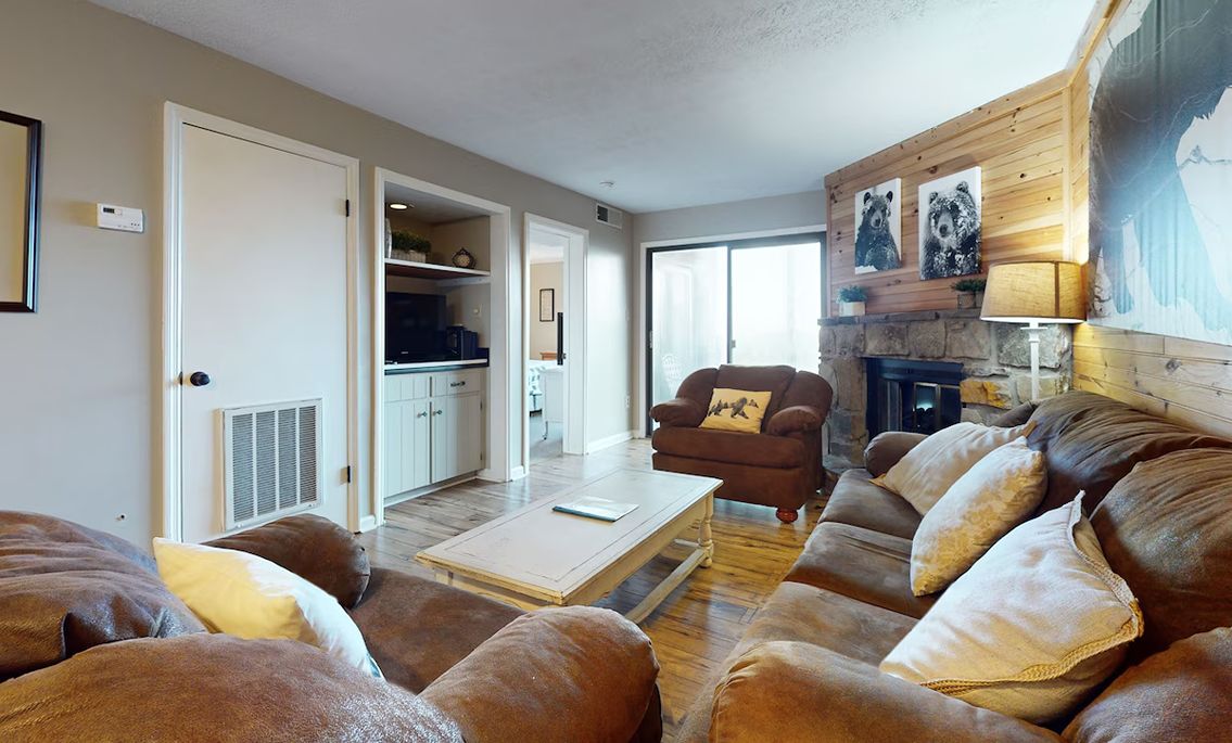 Mountain Top Retreat: 2BR Family Condo in Gatlinburg with Pool Access